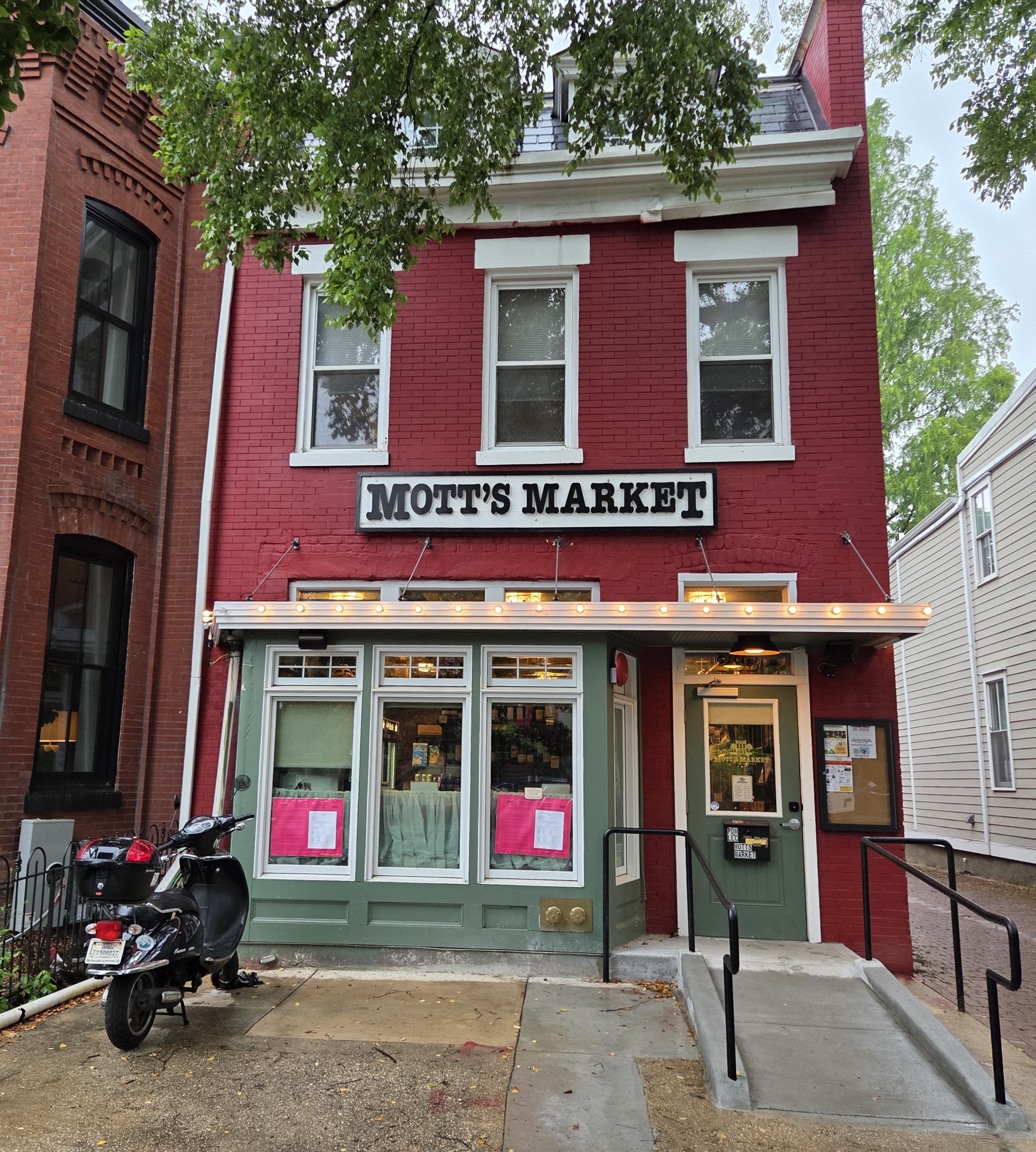 Photos: Mott’s Market Opens | CAPITOL HILL CORNER